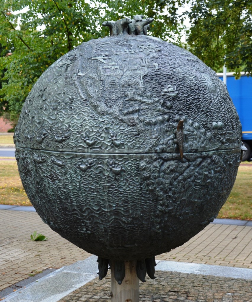 „Erdkugel“ Axel und Cornelia Schulz, 1975 – Das Sein bestimmt das Bewußtsein. (Karl MARX) Es ...